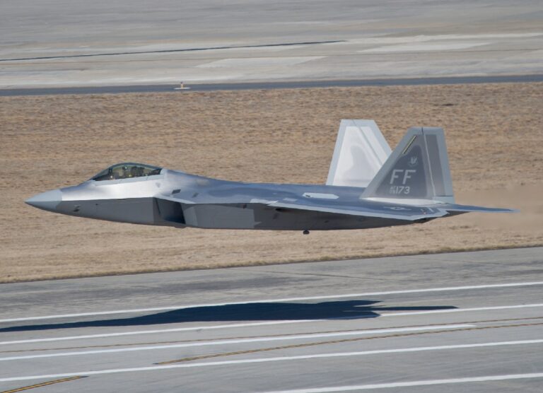 Look: 20 F-22 Pictures That Prove This Fighter Is a Powerhouse ...
