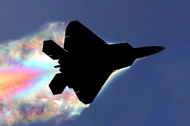 20 Jaw Dropping Photos That Prove the F-22 Is a Powerhouse - 19FortyFive