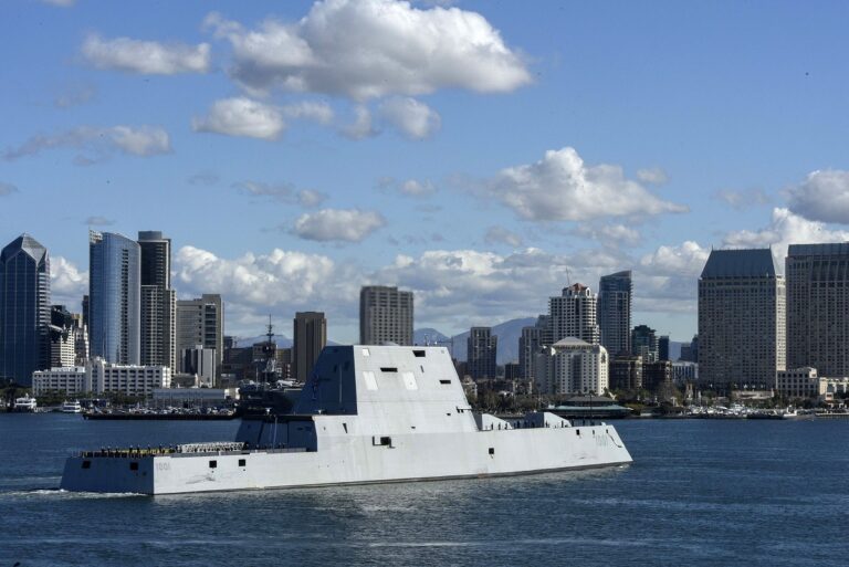 The Navy's Futuristic $8 Billion Stealth 'Battleship' Slips Out of Port ...