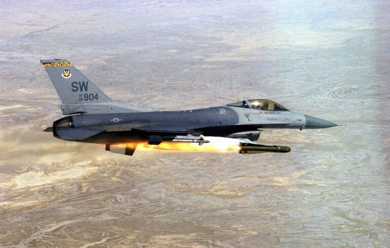 F-16 Fighting Falcon: The Old Warplane That Just Keeps Getting Better ...