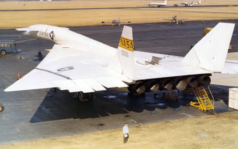 70,000 Feet Failure: Mach 3.08 XB-70 'Valkyrie' Supersonic Bomber Has A ...