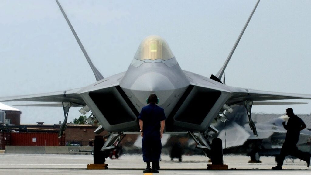 4 Planes the F-22 Raptor Could Have Inspired (That Never Flew ...
