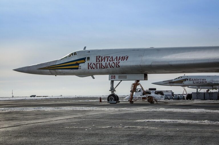 Russia Wants 'New' Tu-160 Bombers (The Largest Supersonic Bomber on ...