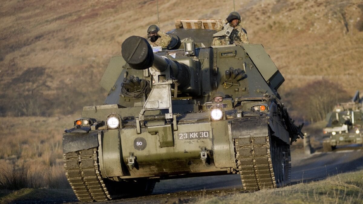 Powerful Footage Shows Ukraine's Military Training on British Artillery ...