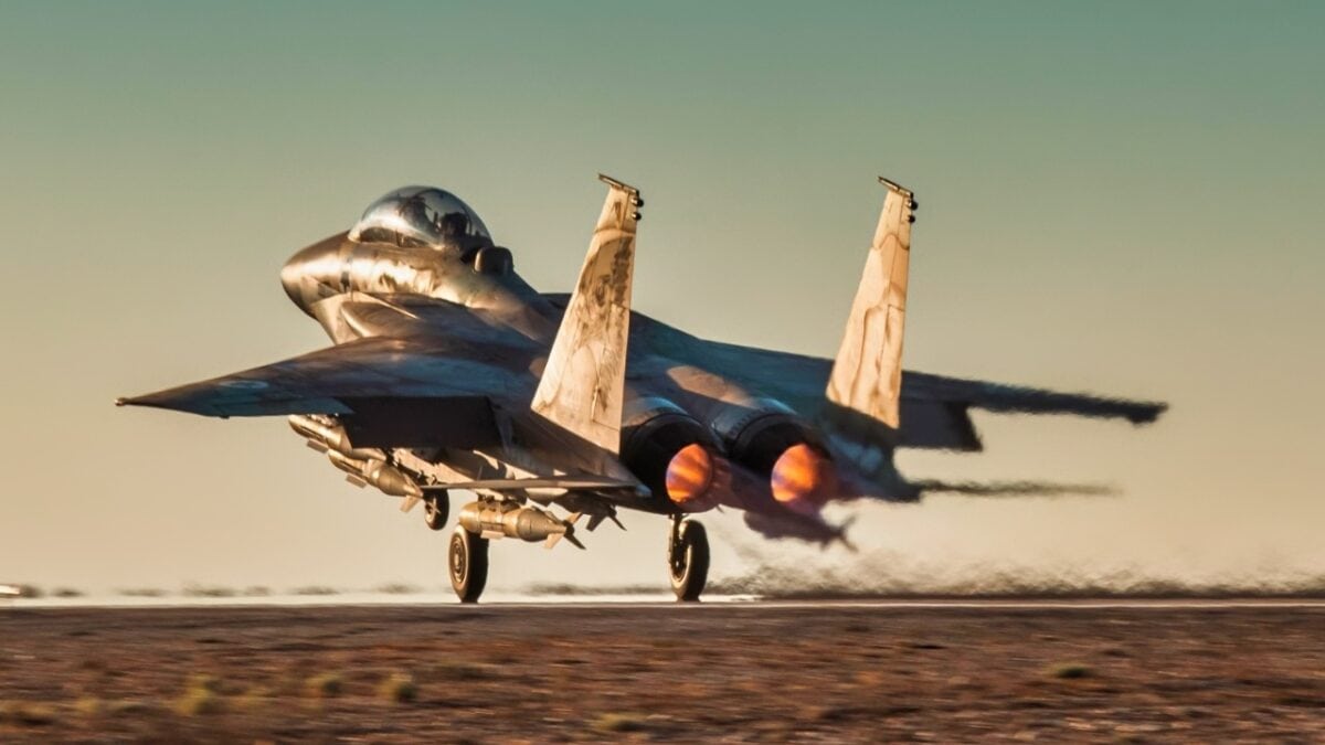 How a Mid-Air Collision Left an F-15 Fighter With One Wing—and It Still ...
