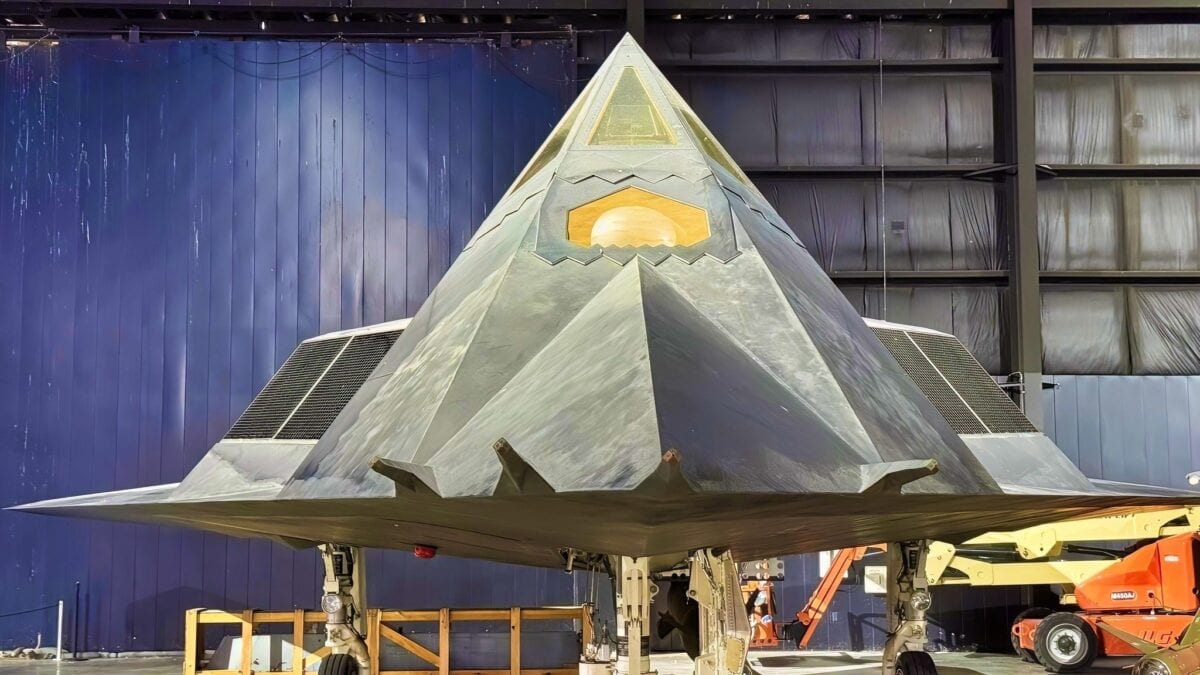 The 'Retired' F-117 Nighthawk Is Now Simulating Enemy Stealth Fighters ...