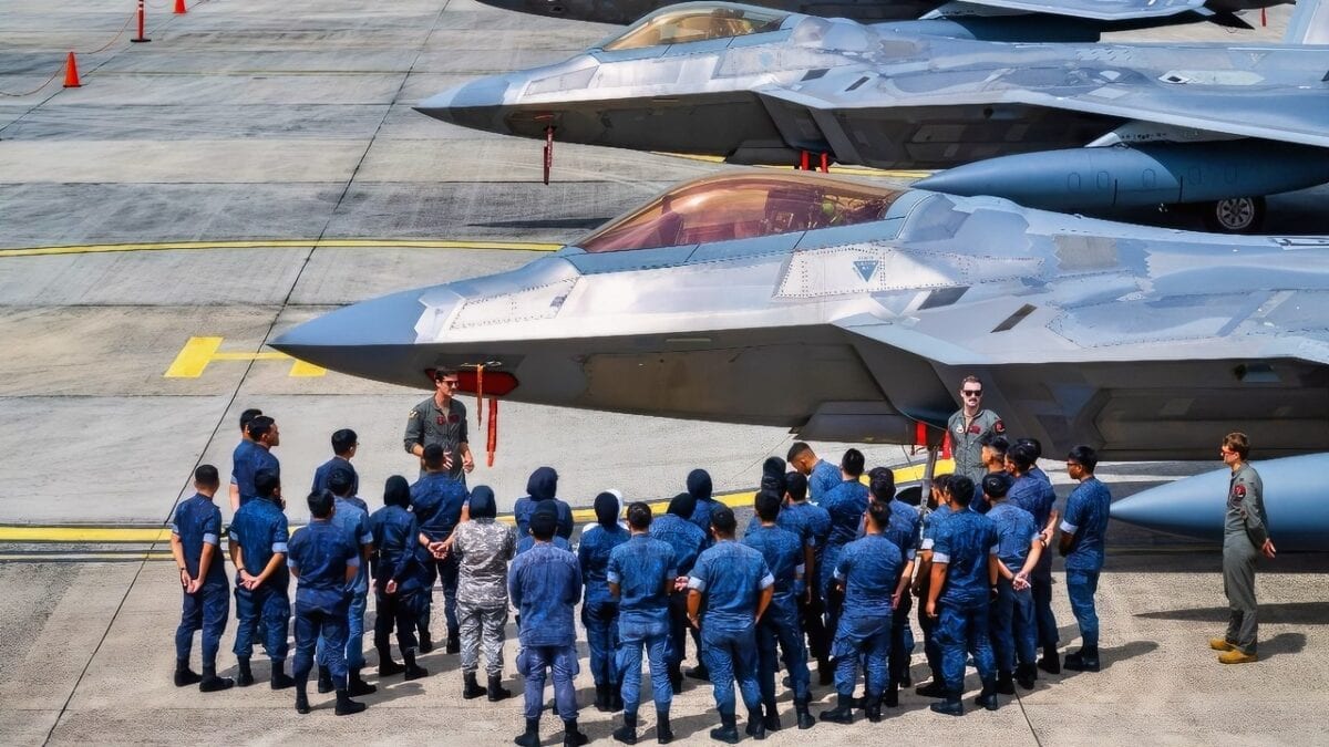 11 U.S. Air Force F-22 Raptor Stealth Fighters Are Now Based in Iran's ...